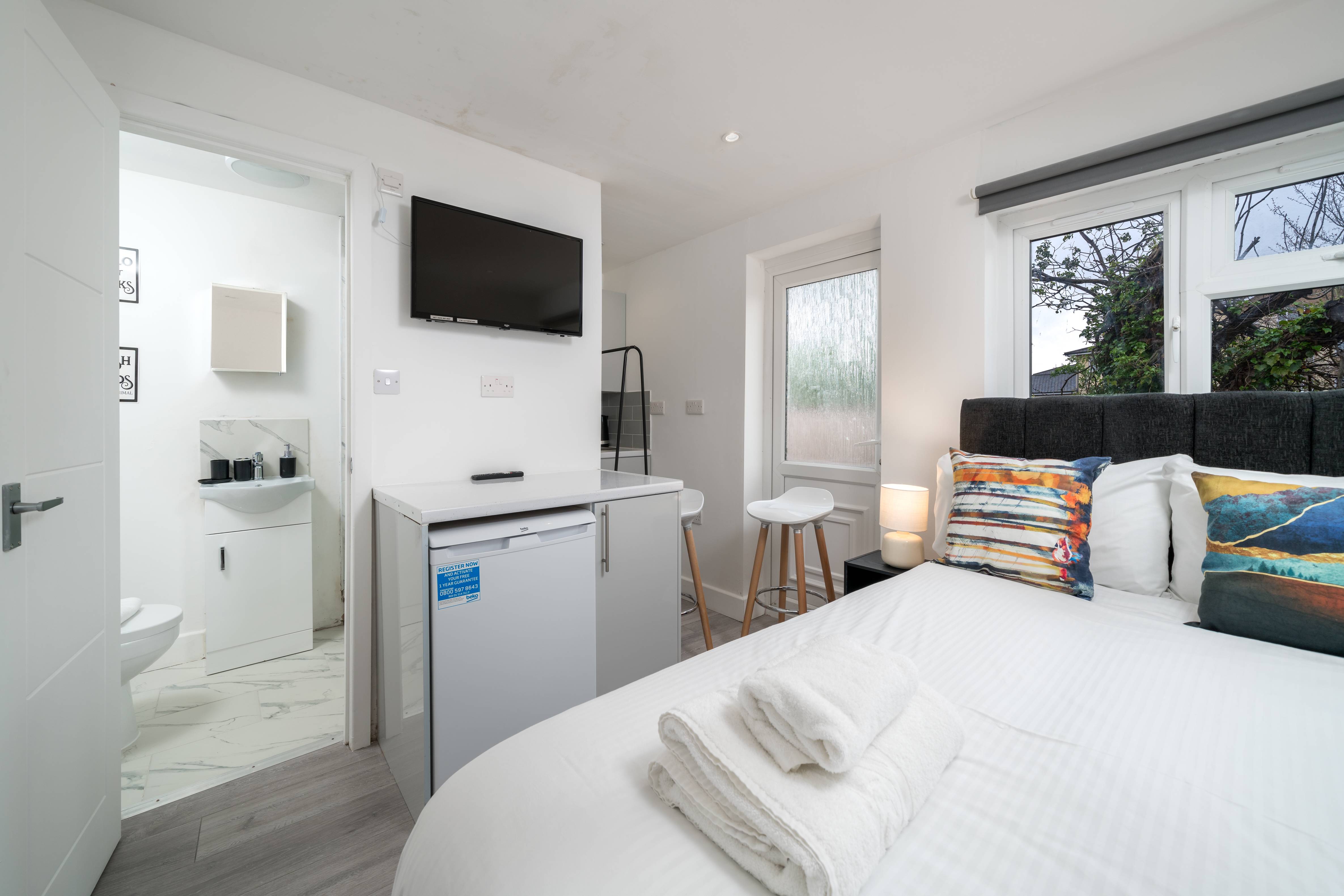 Studio Room in Selwyn Rd London with Garden | Comfy Workers